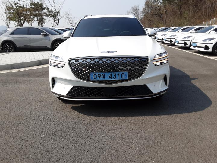 eGV70 EV AWD